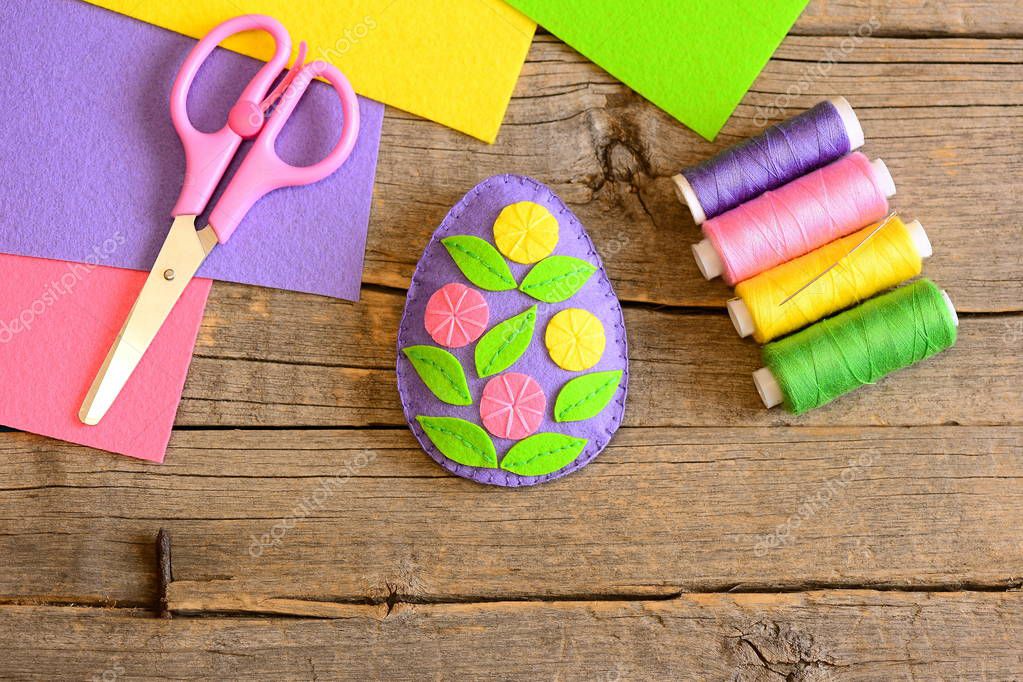 Felt Easter egg decorated with flowers and leaves. Simple Easter craft ...