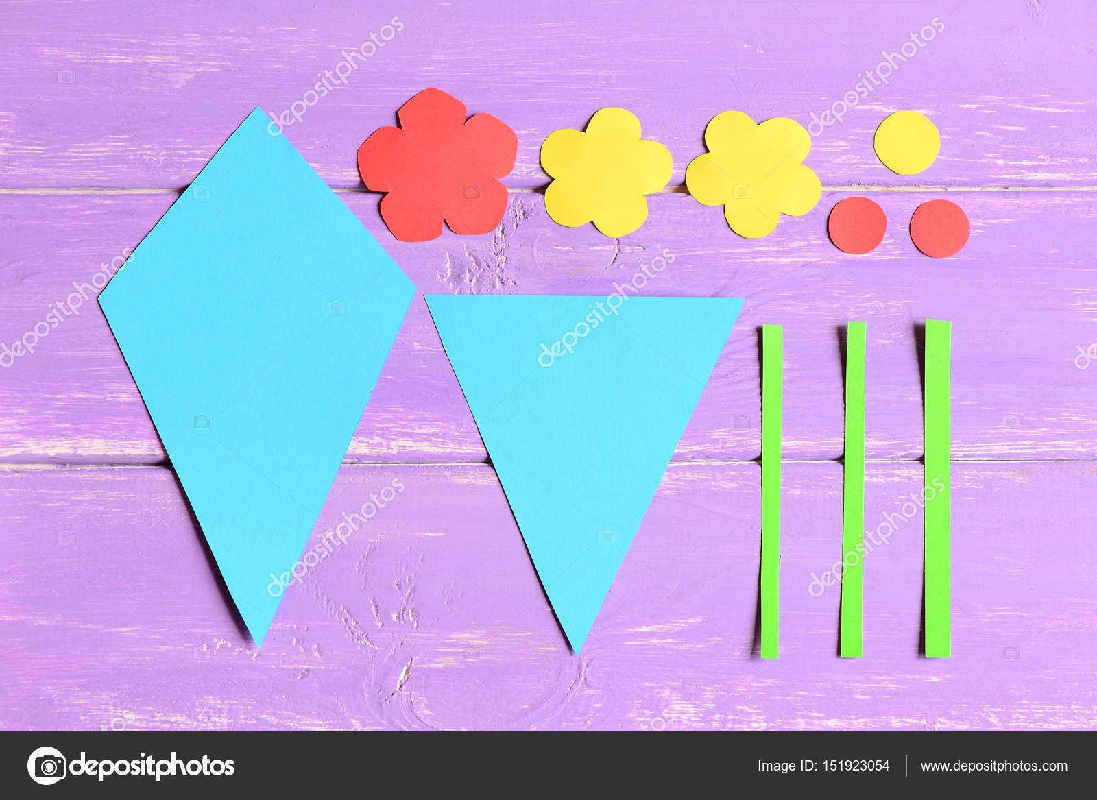 Making paper flowers crafts for mother's day or birthday. Step ...