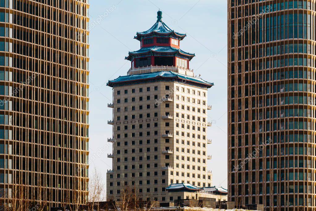 Edificio de estilo chino Beijing Tower entre dos torres Talan en un día ...