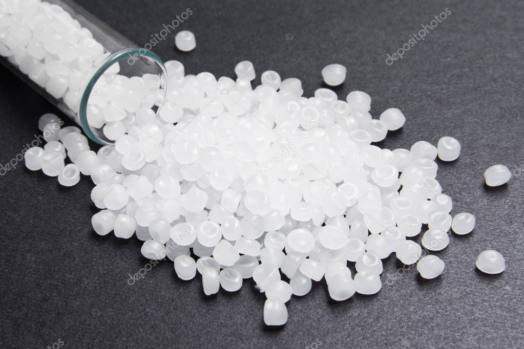 Pellets de plástico. Gránulos de polietileno transparente. Plástico ...