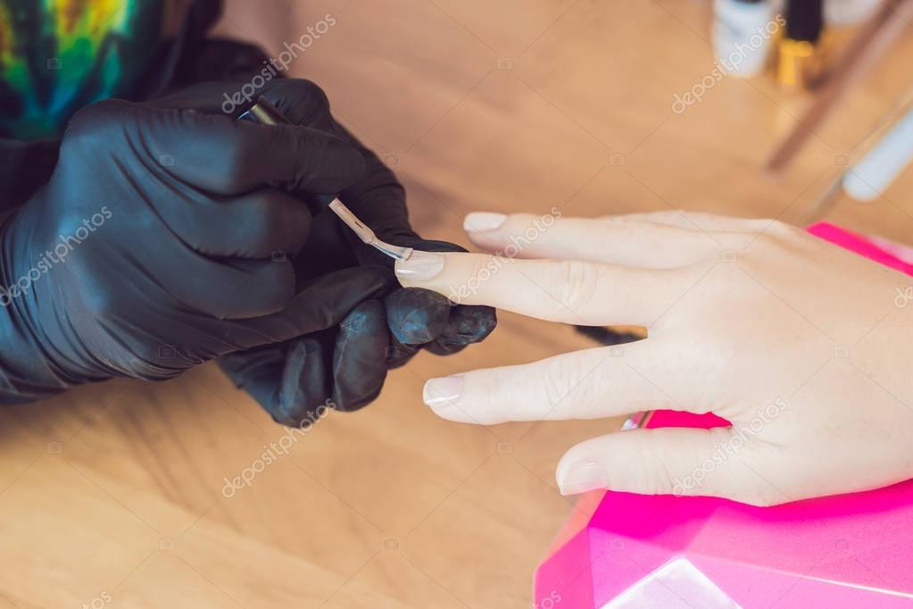 Primeros planos cuidado de uñas por el especialista en manicura en ...
