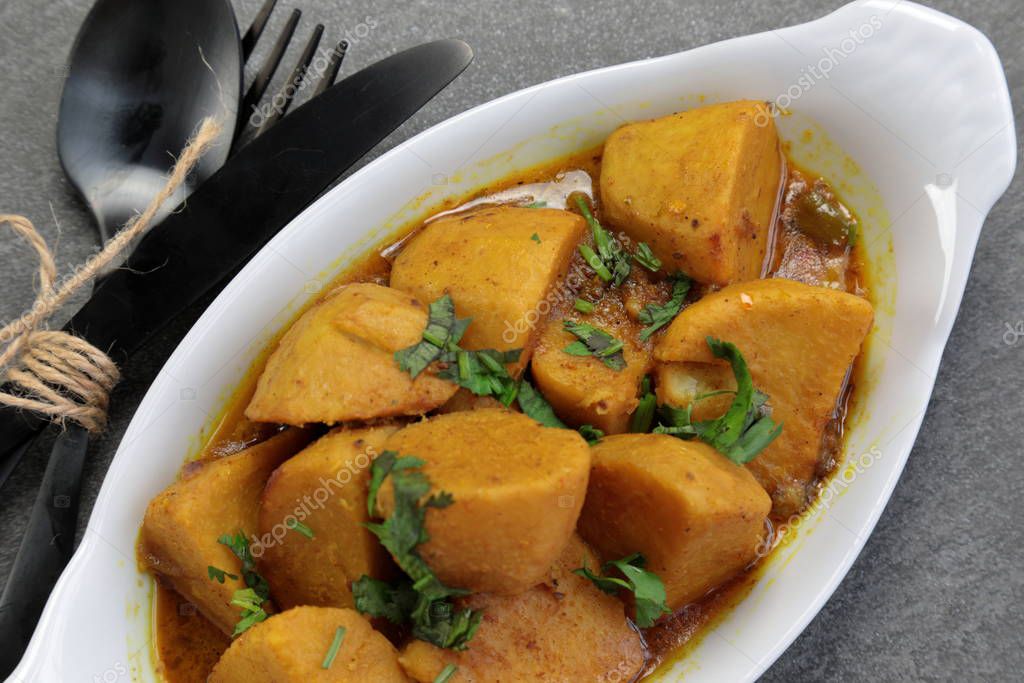 Curry casero de raíz de Taro indio o curry de ñame en un humor de ...