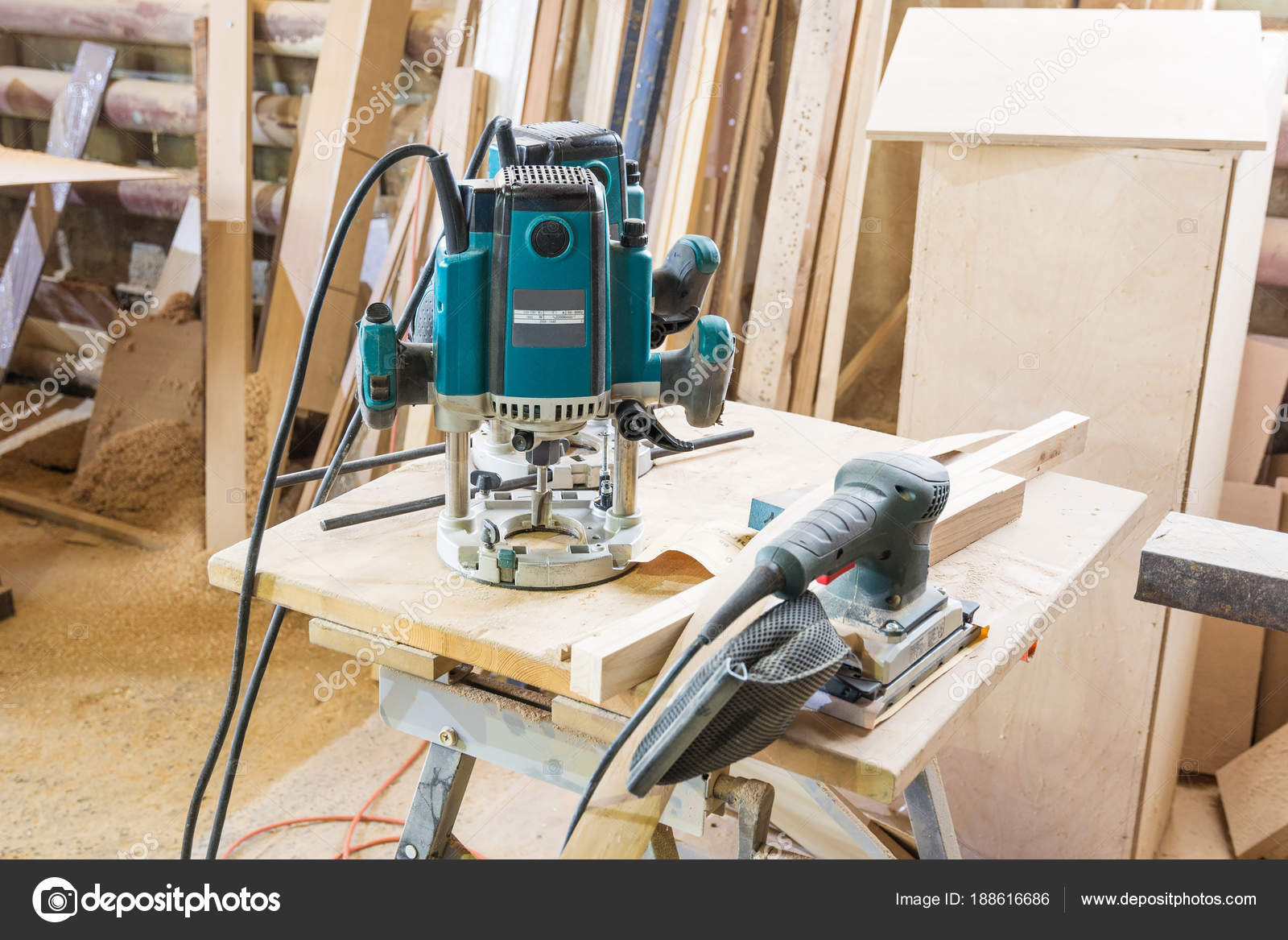 Tools in the carpentry workshop: electric milling cutter, grinde Stock ...