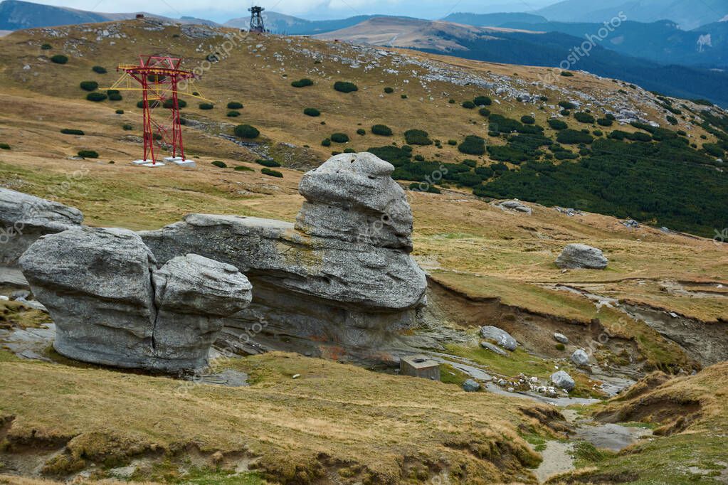 Enorme piedra similar a una esfinge en el Parque Natural de Bucegi en ...