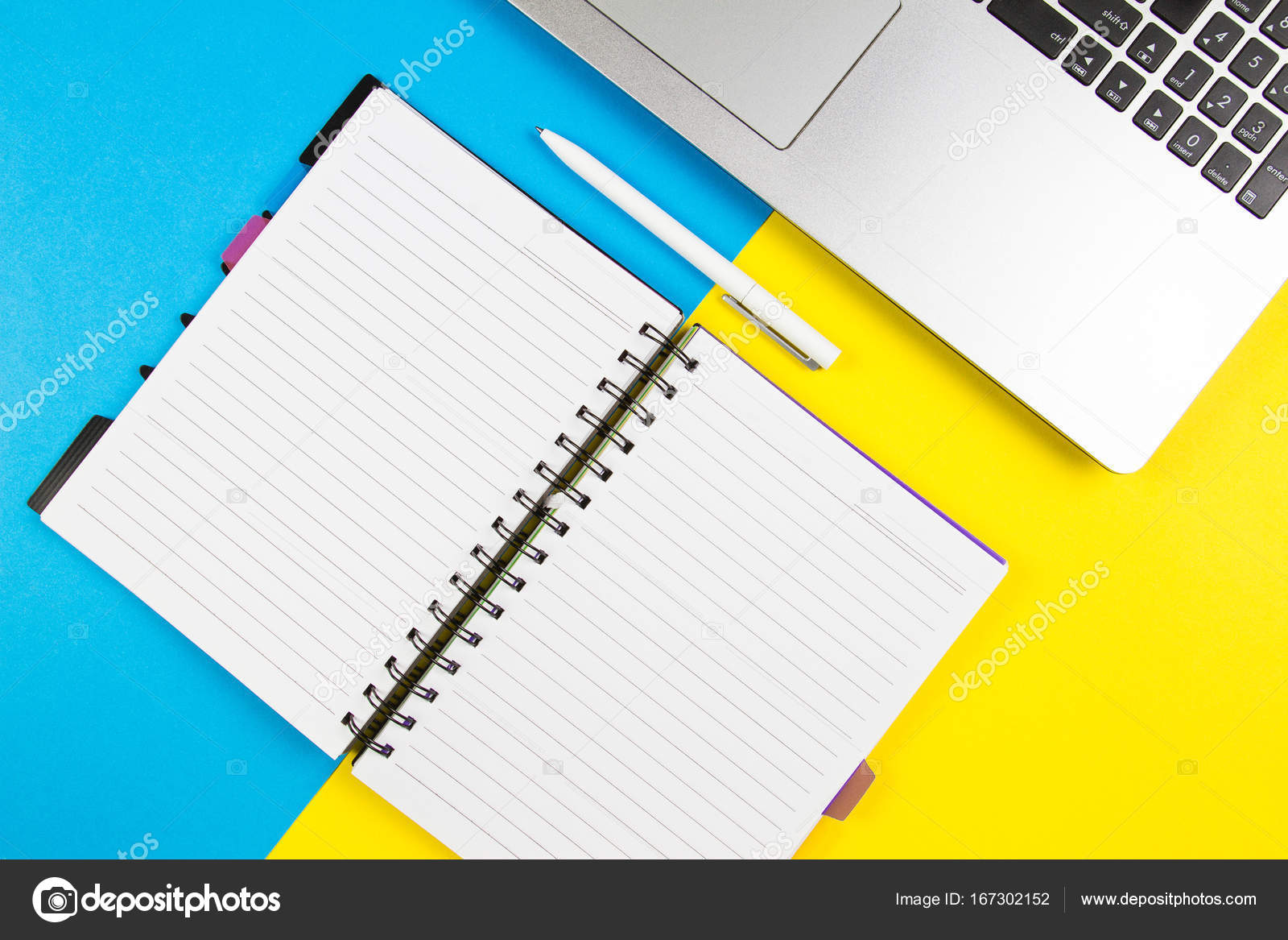 Komputer laptop, buku catatan kertas terbuka dan pena putih dengan ...