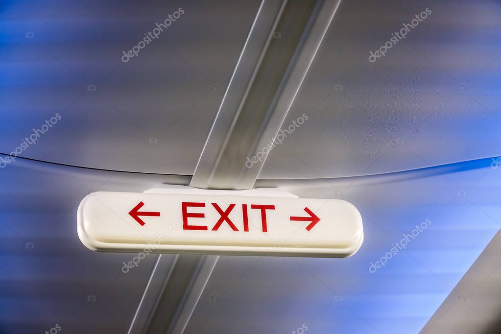 Señal de salida de emergencia dentro de un avión 2024