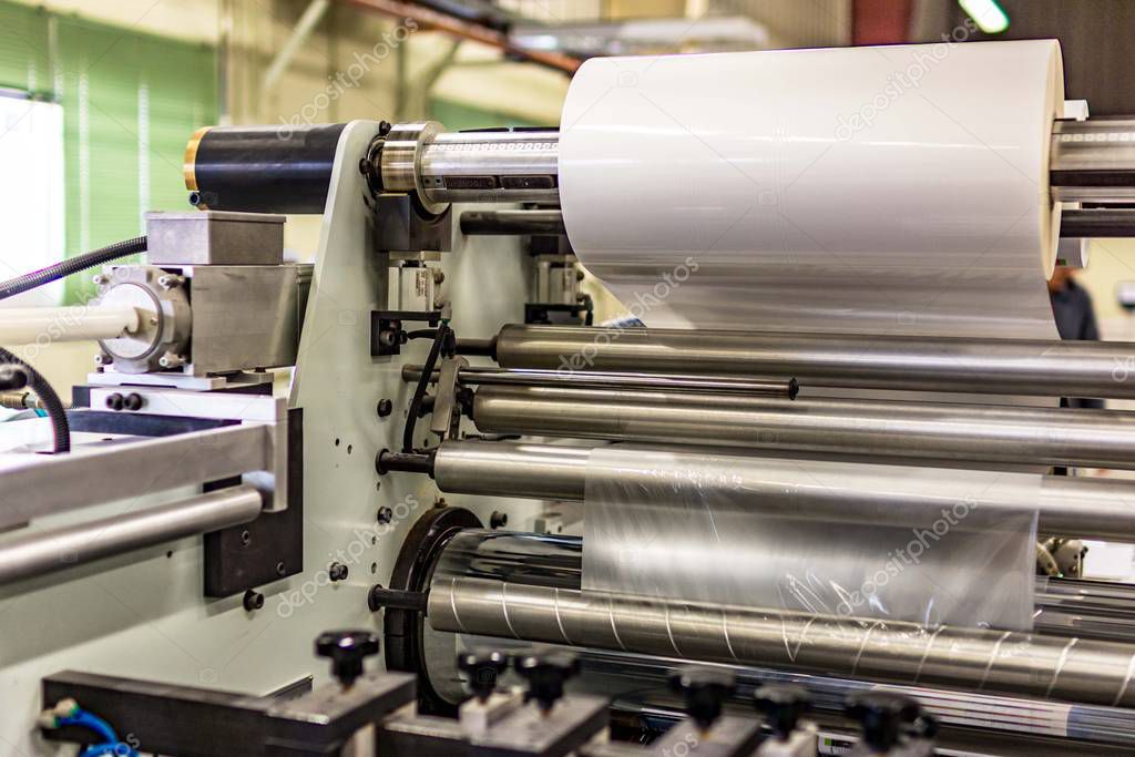 Máquina de plástico mate o brillante en una imprenta para un acabado ...