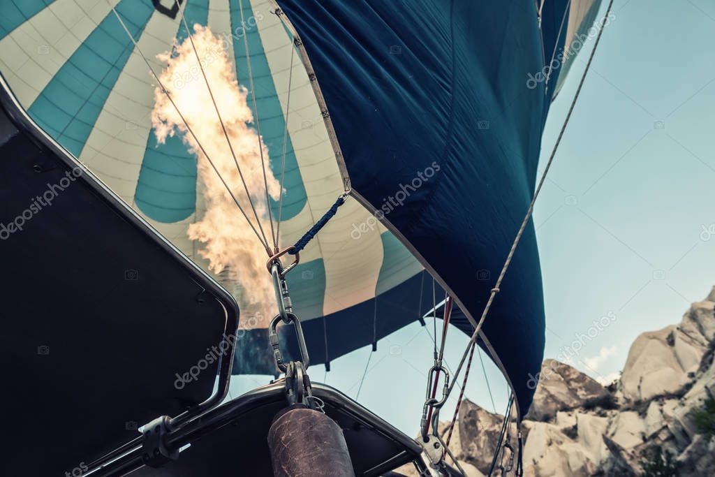 Un enorme globo es inflado por el fuego, preparándose para el vuelo. en ...
