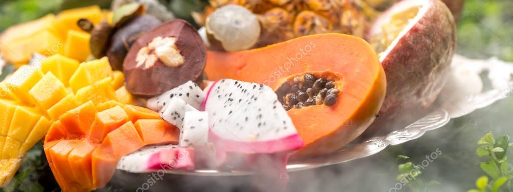 Frutas exóticas en un humo 2022