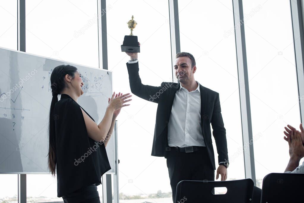 Trofeo principal a las empleadas para que trabajen con éxito. Las ...