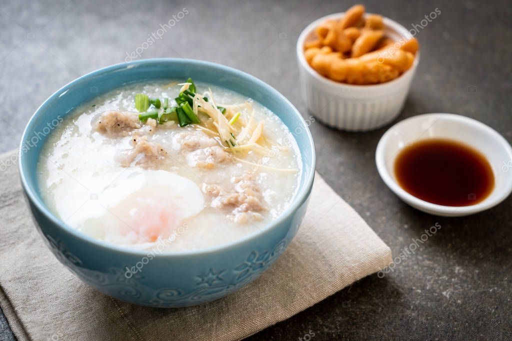 Congee con cerdo picado en un bol 2024