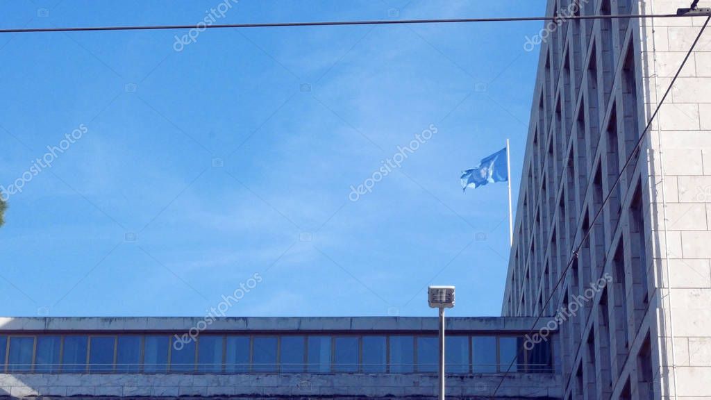 tiro de seguimiento en la fachada, con la bandera del Fao ondeando en ...