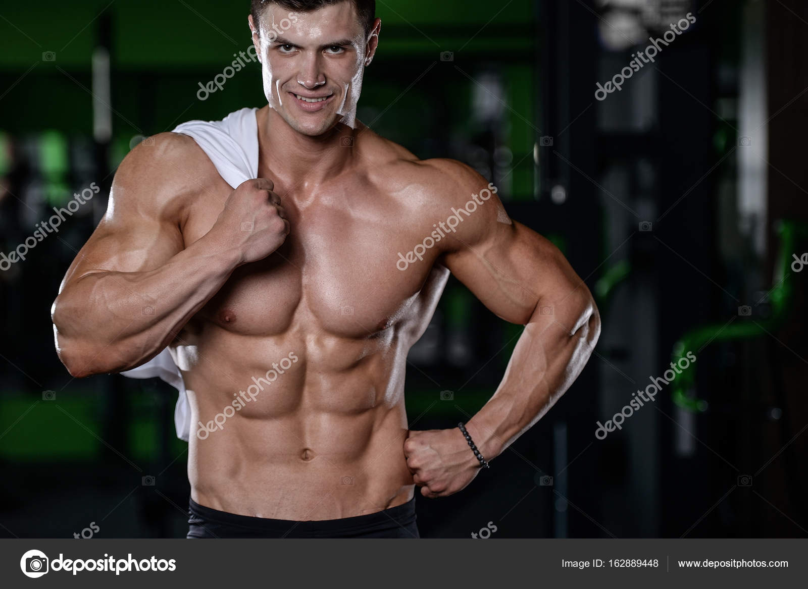 Muskulös gut aussehend athletisch Bodybuilder Fitness-Modell posiert ...