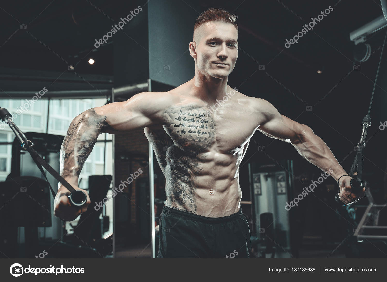 Brutal Caucasian bodybuilder training chest in gym — Stock Photo ...