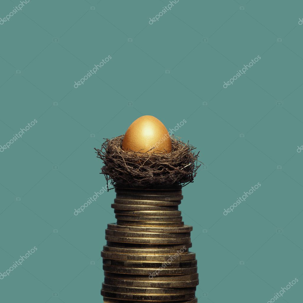 Un huevo de oro en un nido en un montón de monedas. La metáfora de la ...