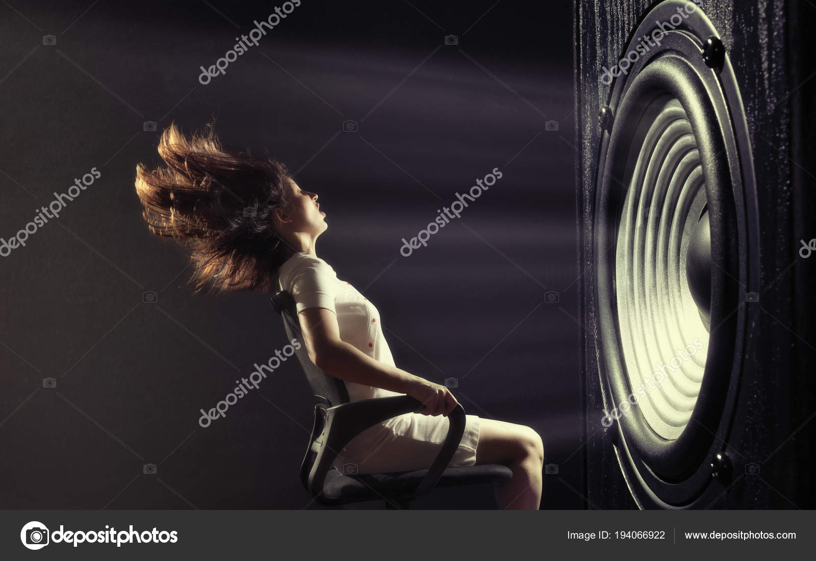 Poderoso Sonido Hizo Retroceder Una Joven — Foto de stock #194066922 ...