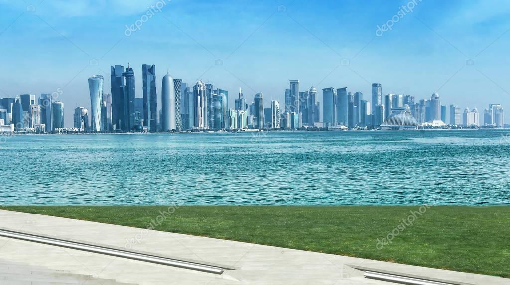 Vista panor mica del centro financiero de Doha desde West Bay. Doha es ...