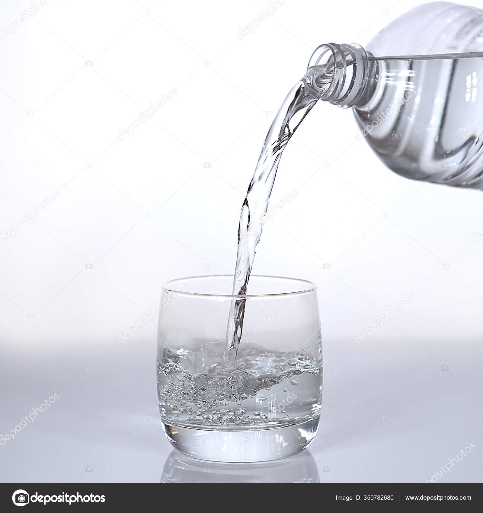 Agua Que Vierte Vidrio Contra Fondo Blanco: fotografía de stock ... Agua Que Vierte Vidrio Contra Fondo Blanco: fotografía de stock ...