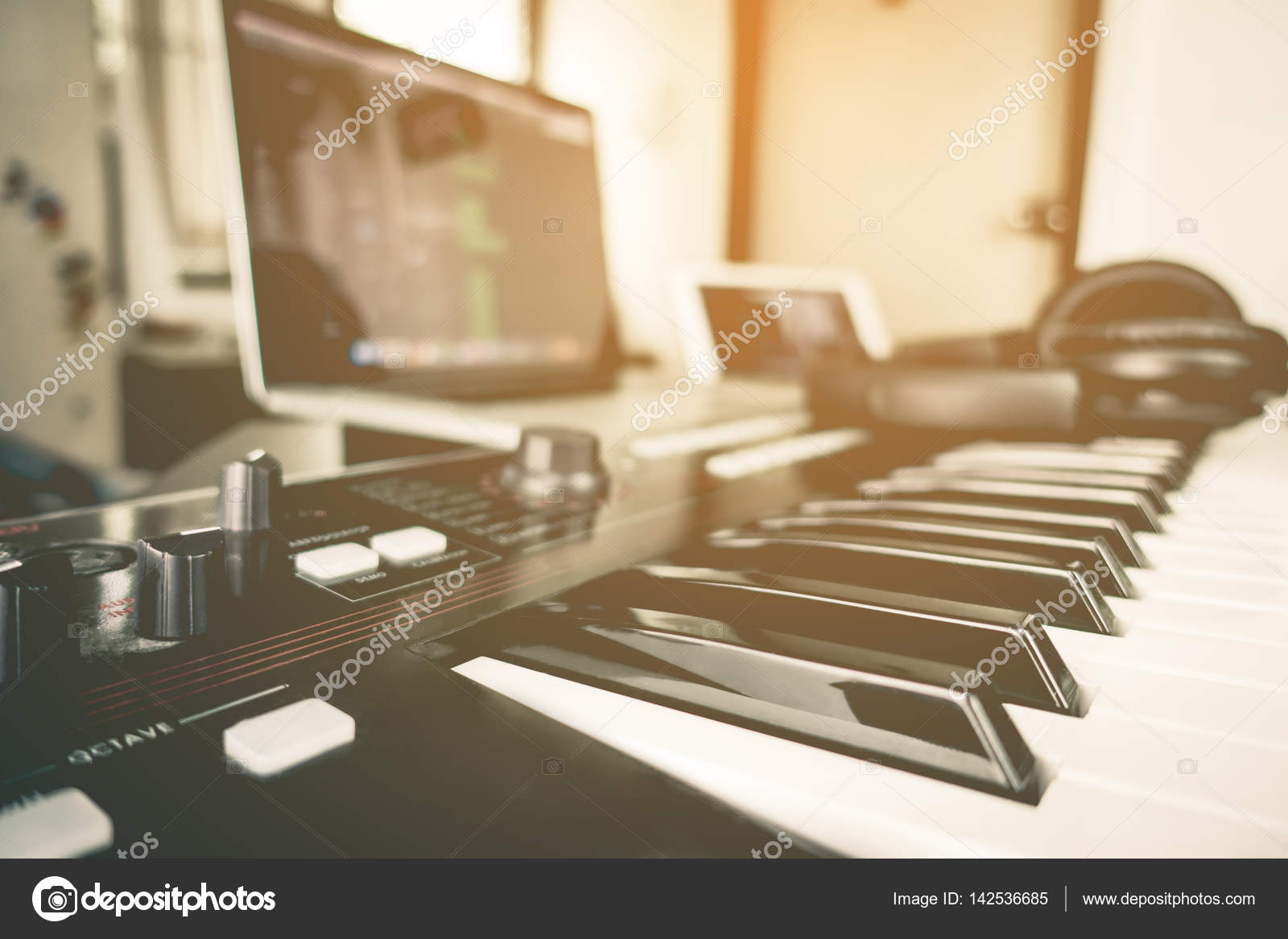 Home computer music studio equipment set up — Stock Photo © junce11 ...