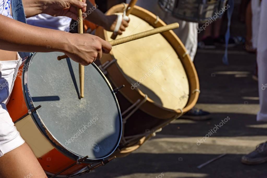 Tambores tocando durante la interpretación de samba 2024