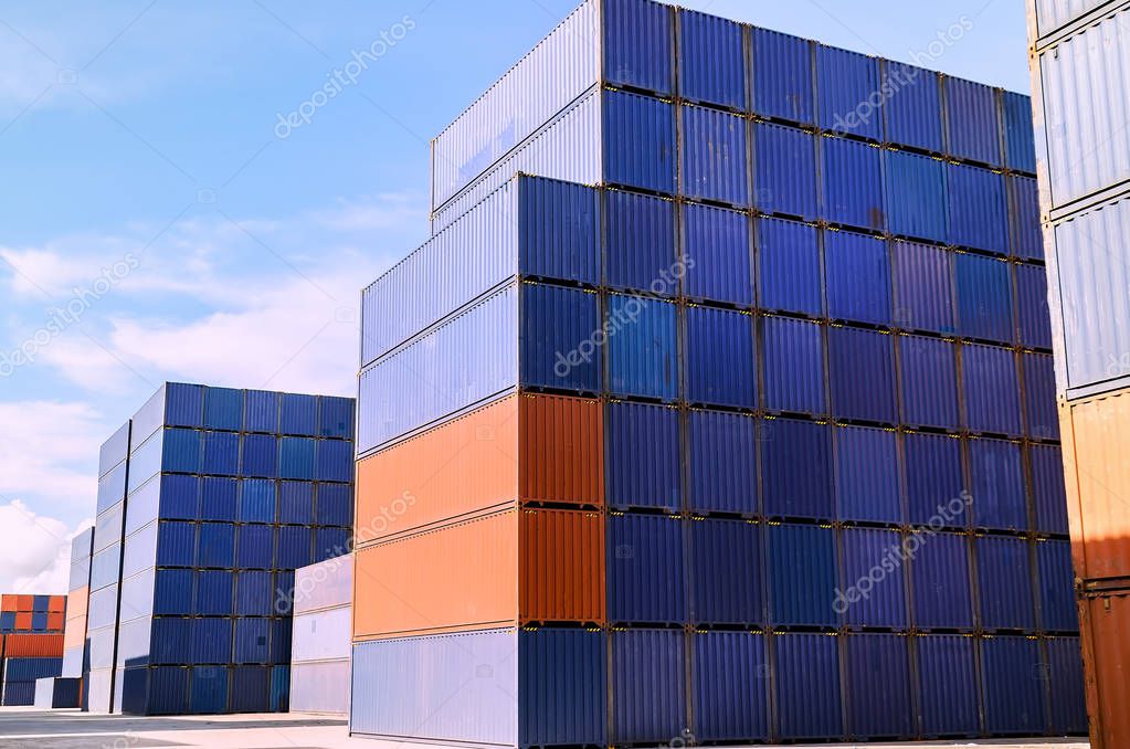 contenedor caja de carga en el patio, manipulación de contenedores ...