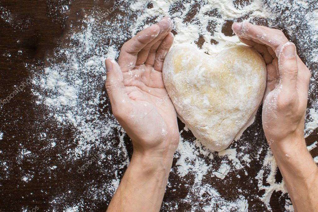 Manos Los hombres hacen el corazón de la masa. Los símbolos de la ...
