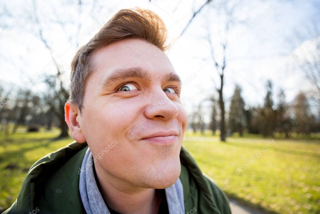 Retrato Joven Sobre Fondo Natural Expresión Facial Emotiva Sonrisa ...