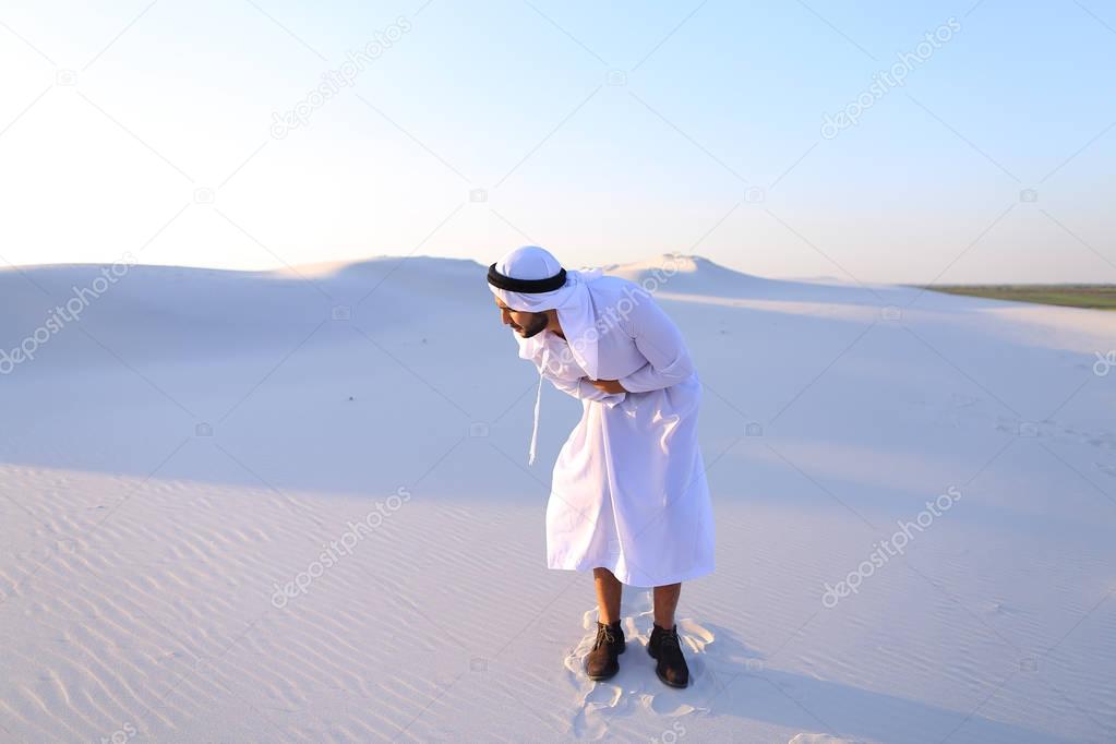 Joven emirato masculino sufre de dolores severos en el abdomen, standin ... Joven emirato masculino sufre de dolores severos en el abdomen, standin ...