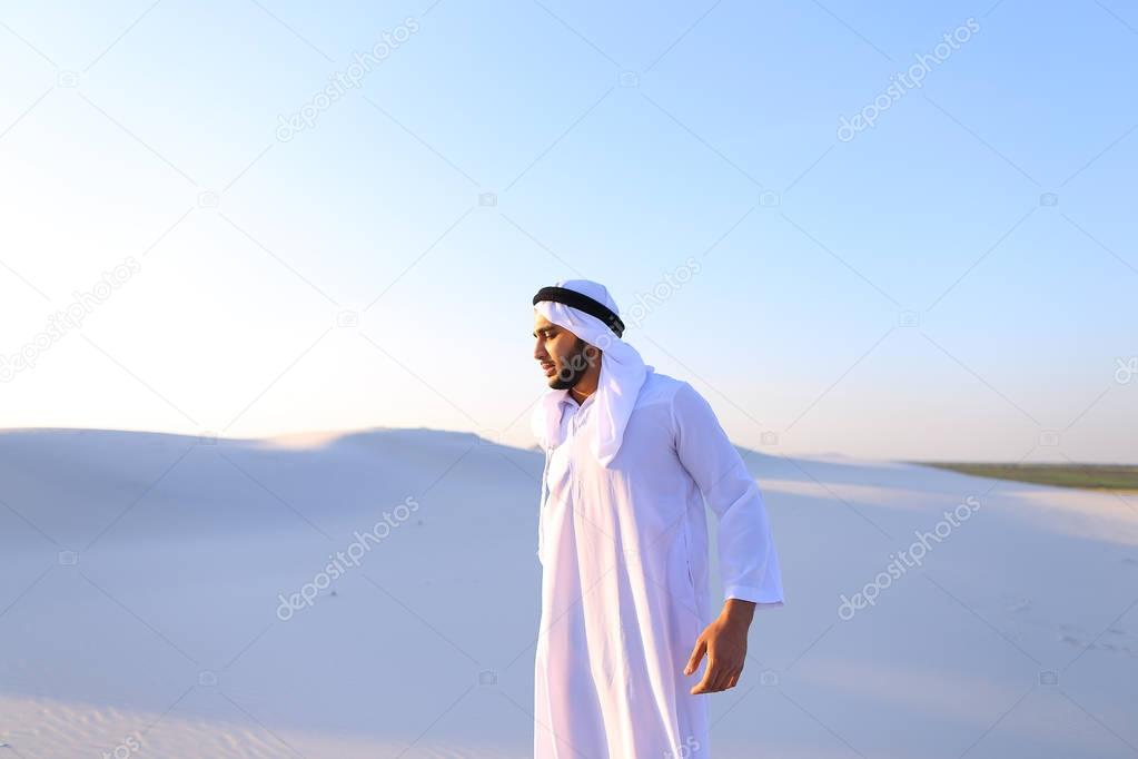 Guapo jeque árabe sufre de malestar en la espalda, de pie en 2022