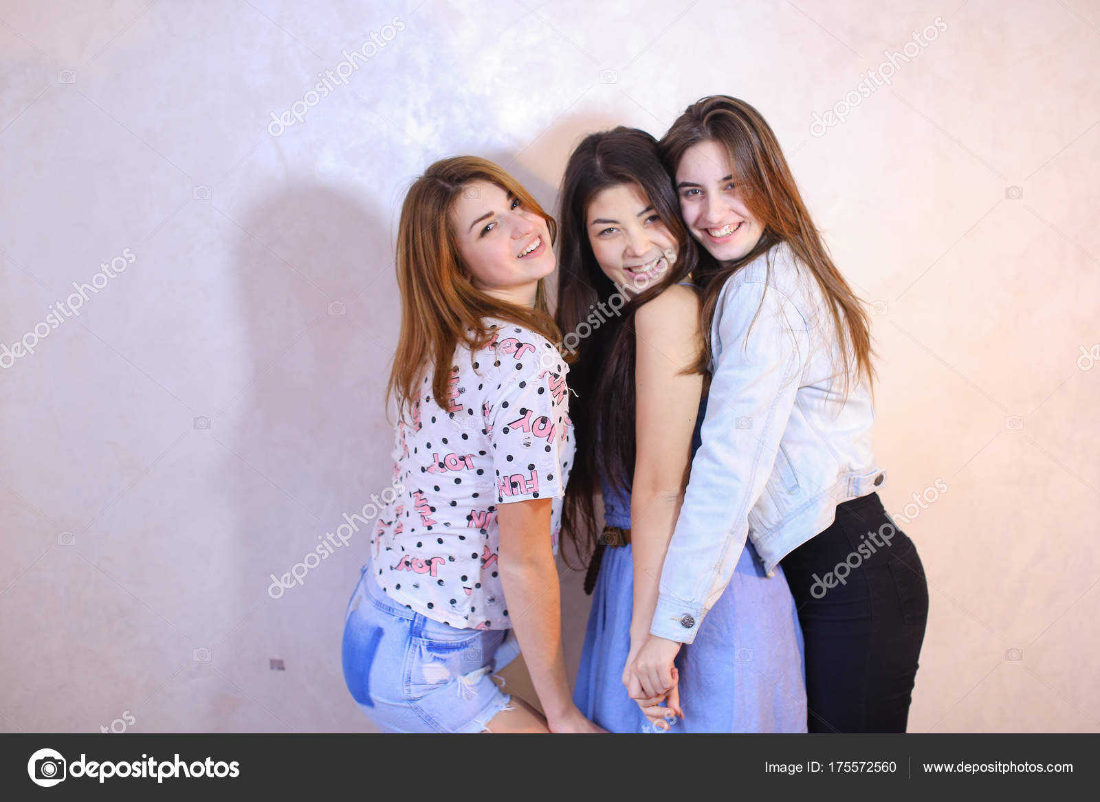 Funny girls pose in camera with smiles on their faces and stand — Stock ...