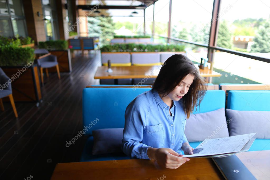 Hermosa dama leyendo men en la cafeter a . 2024