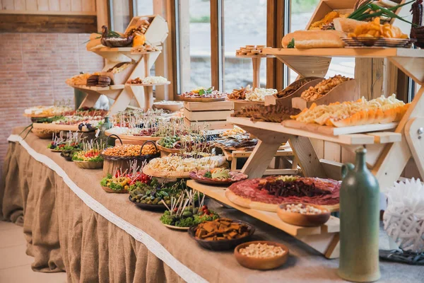 Buffet rústico Stock Photos, Royalty Free Buffet rústico Images ...