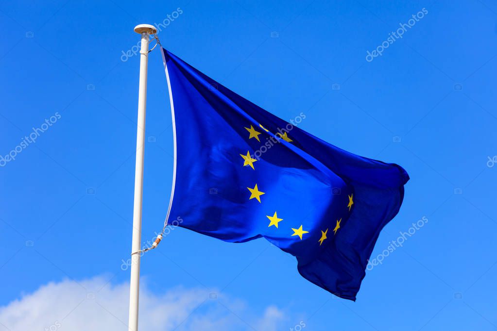 Bandera de la UE Bandera de la Unión Europea sobre un poste ondeando ...