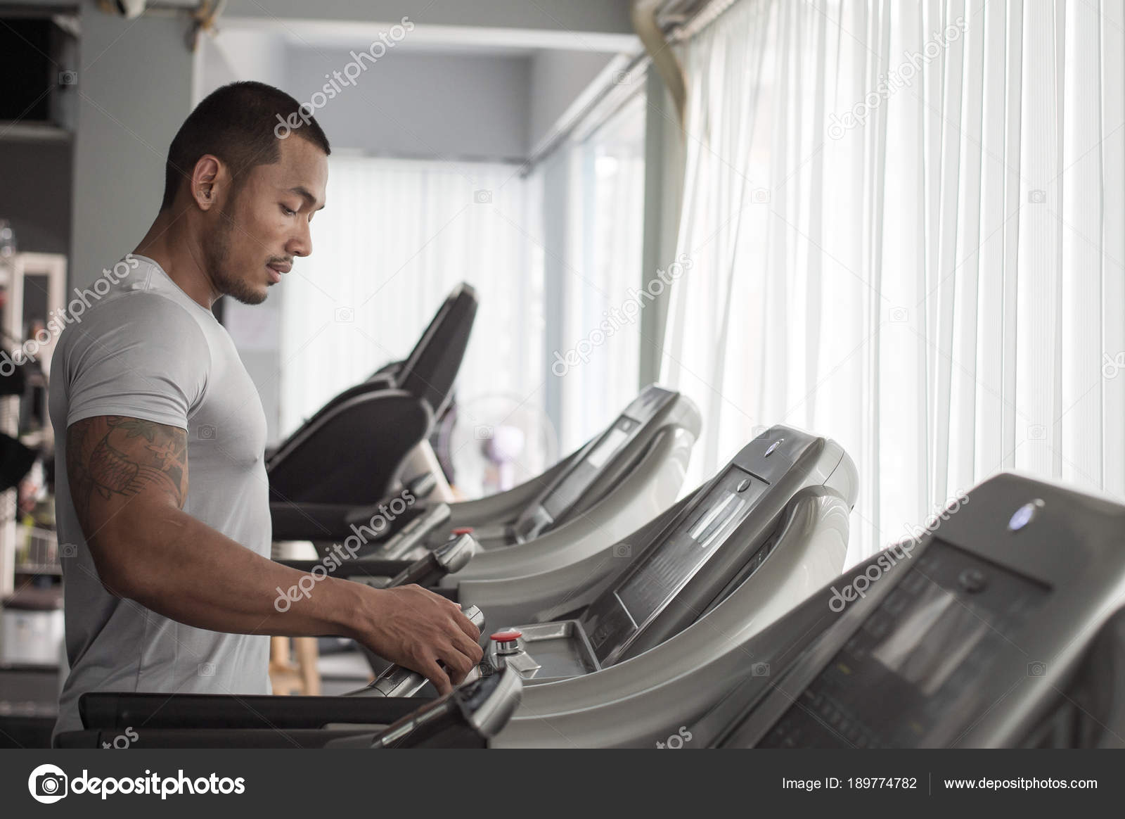 Muscular Builder Man Running Machine Treadmill Fitness Gym Club — Stock ...