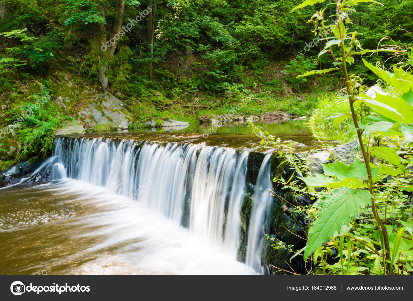 Schöner kleiner Wasserfall am schönen Bach im Wald — Stockfoto © jan ...