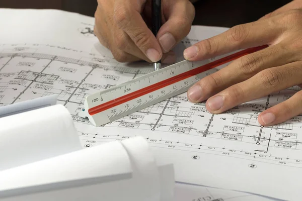 Lugar de trabajo del arquitecto - Rollos y planos de arquitectura.arquitect nico 2024