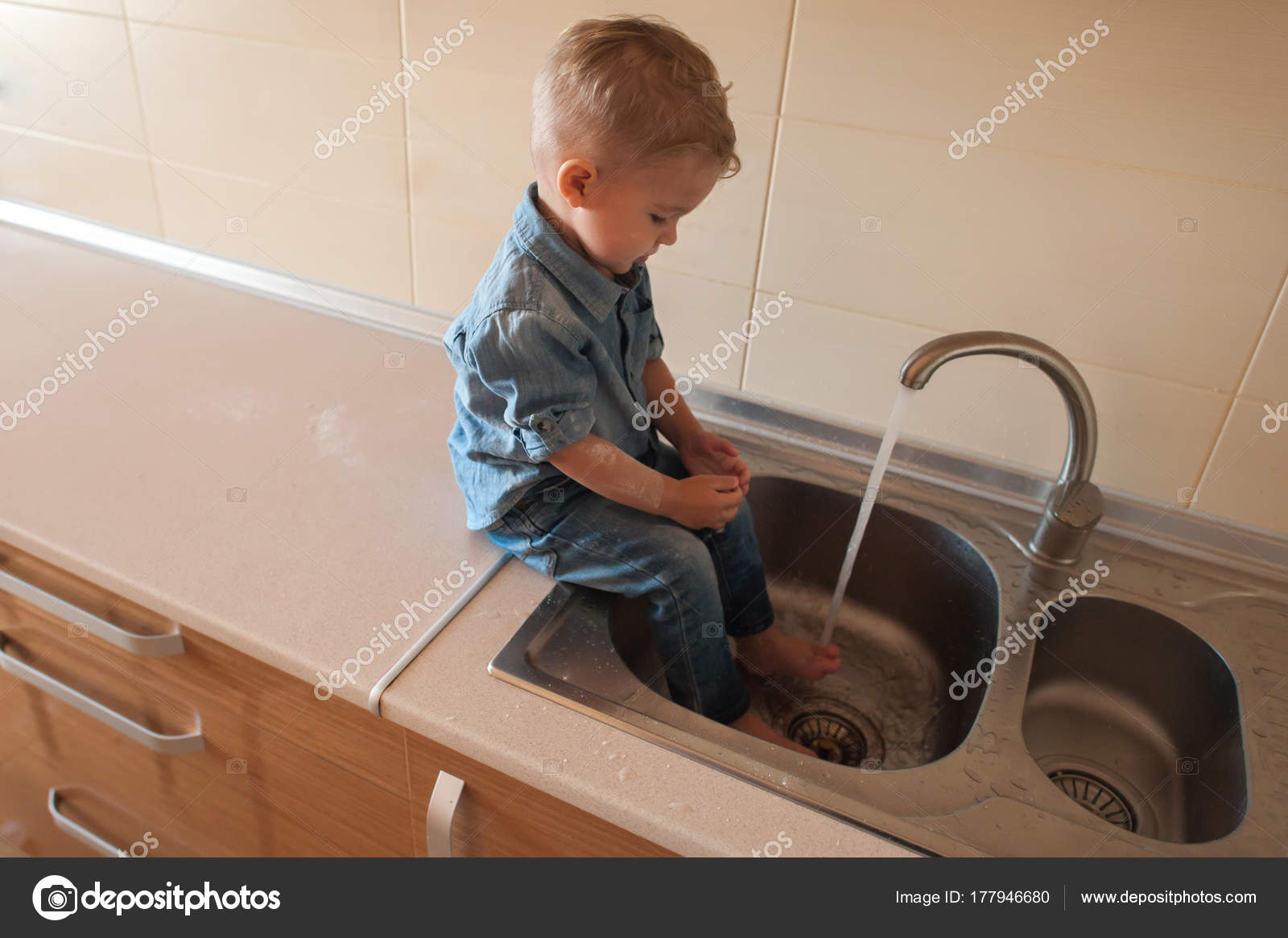 Happy baby washes the legs Stock Photo by ©dmytrobandak 177946680