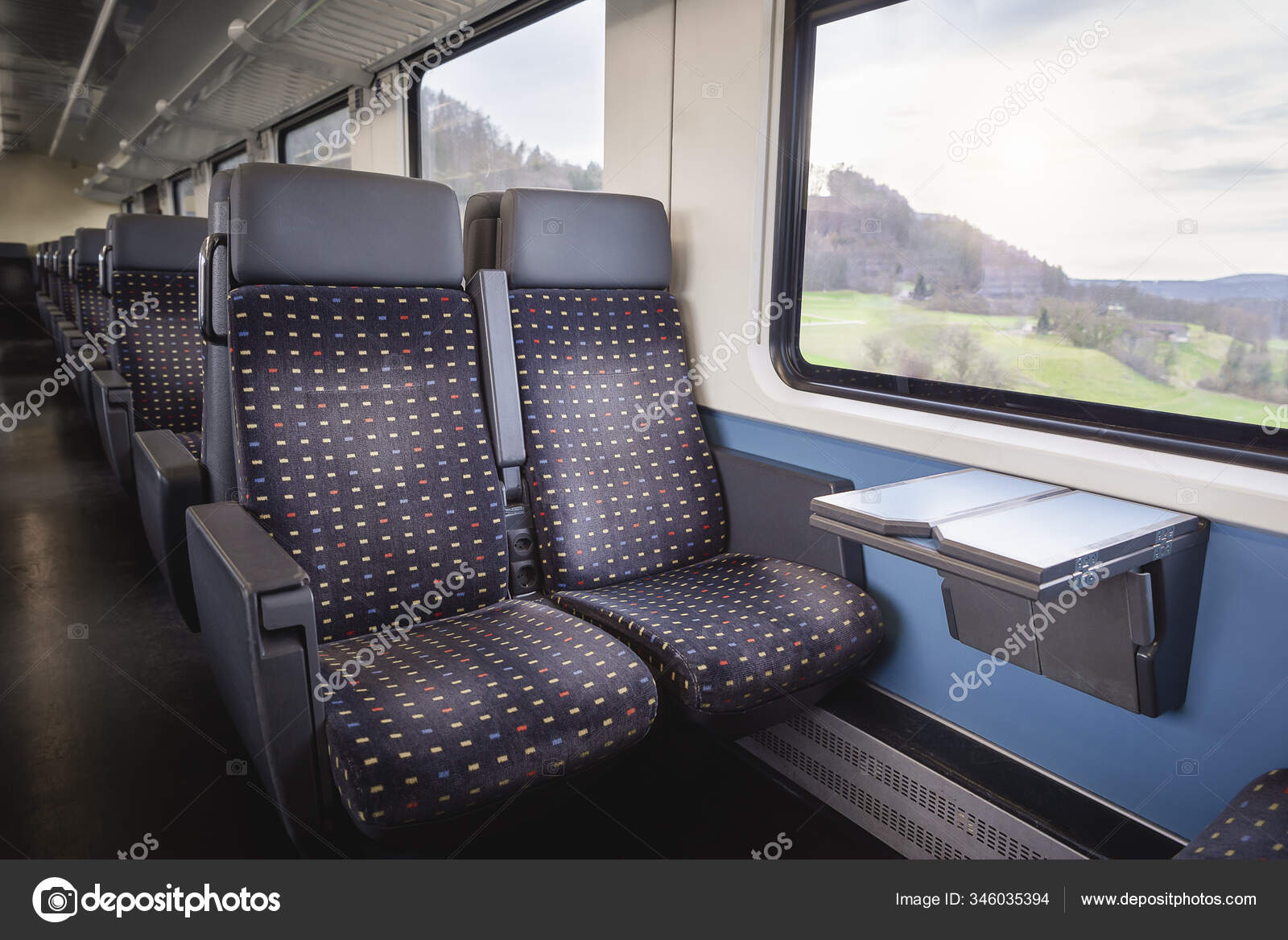 Interior Trem Suíço Com Cadeiras Confortáveis Duas Fileiras Uma Mesa ...