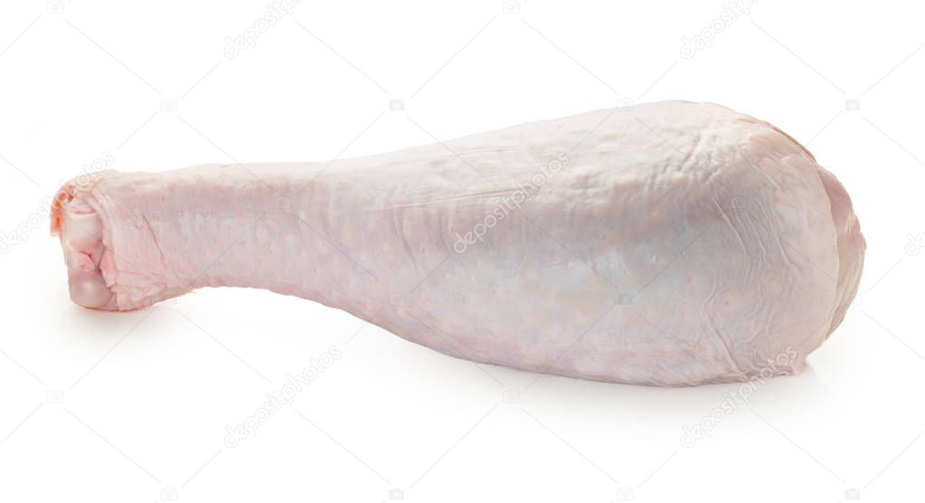 Tibia de pavo cruda y fresca, muslo, aislada sobre fondo blanco 2023