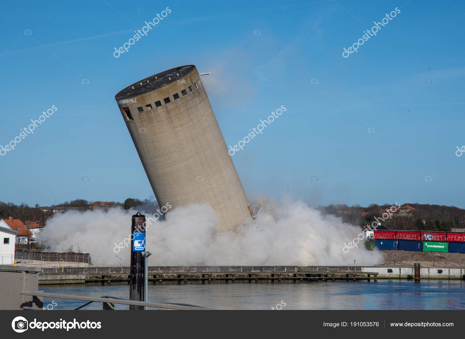 Demolition of a silo ends badly as the silo falls in the wrong ...