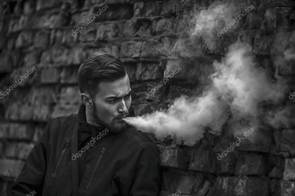 Hombre Vape. Foto de un guapo joven blanco con corte de pelo moderno en ...