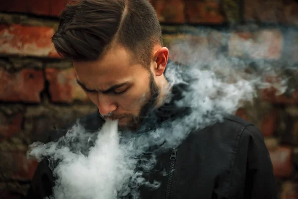 Hombre Vape. Foto de un guapo joven blanco con corte de pelo moderno en ...