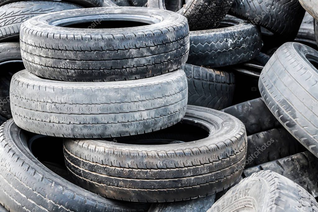 Muchos neum ticos viejos y sucios en un vertedero. Primer plano 2024