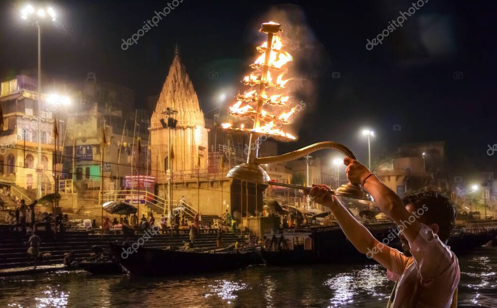 Varanasi, India, 13 de octubre de 2017: Santa Ganga aarti ceremonia ...