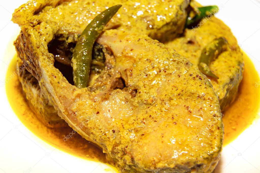 Comida picante de pescado de la India preparada con pescado Hilsa en ...