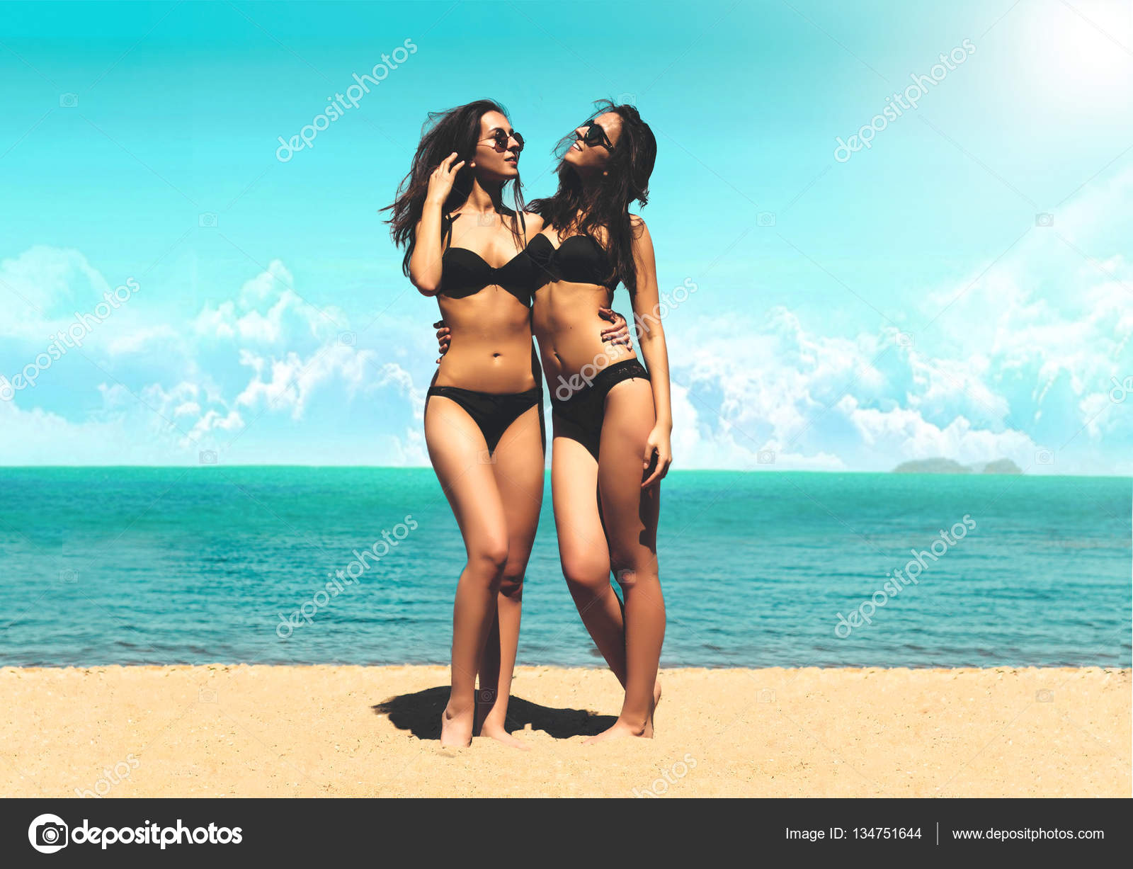 Zwei Sexy Frauen In Bikinis Am Sonnigen Strand Beste Freunde Spaß Haben Sommerurlaub