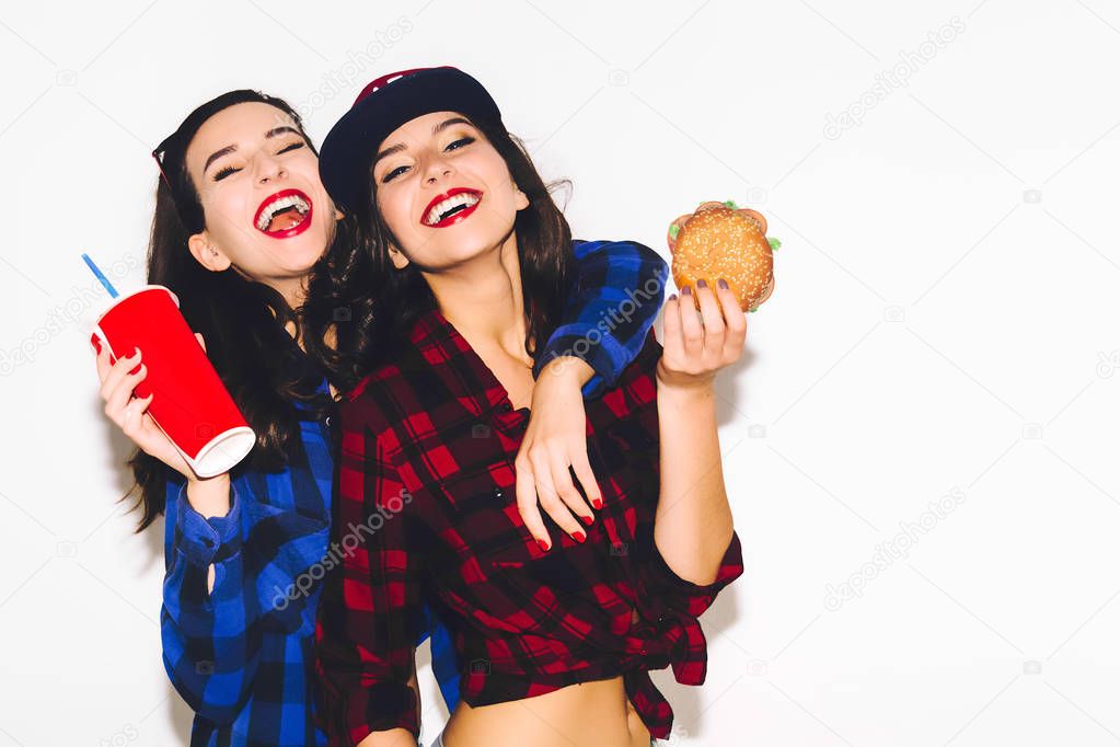 Hipster niñas con hamburguesa vegetariana beber un refresco de paja y ...