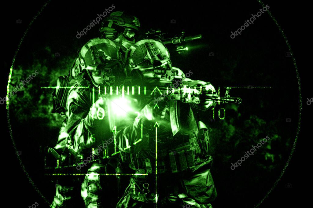 Retrato de un grupo de comandos a la vista nocturna de un rifle de ...