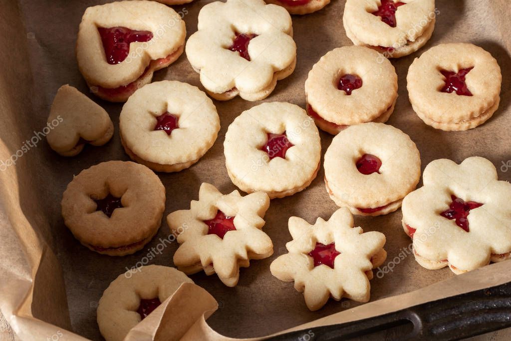 Galletas de Navidad Linzer rellenas de mermelada de grosella roja 2025