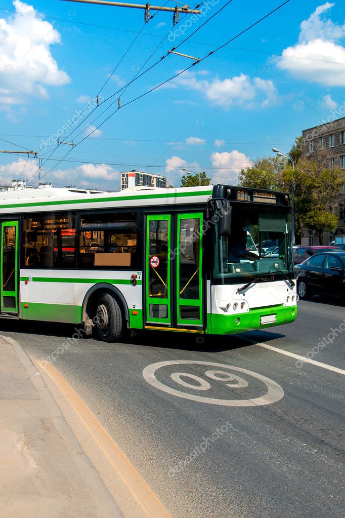 Fotos de Autobús pasajero verde - Imagen de © Denis508 #126742088